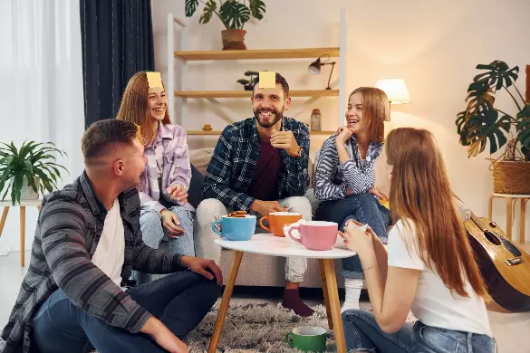 Die 15 besten Partyspiele für Erwachsene mit und ohne Alkohol